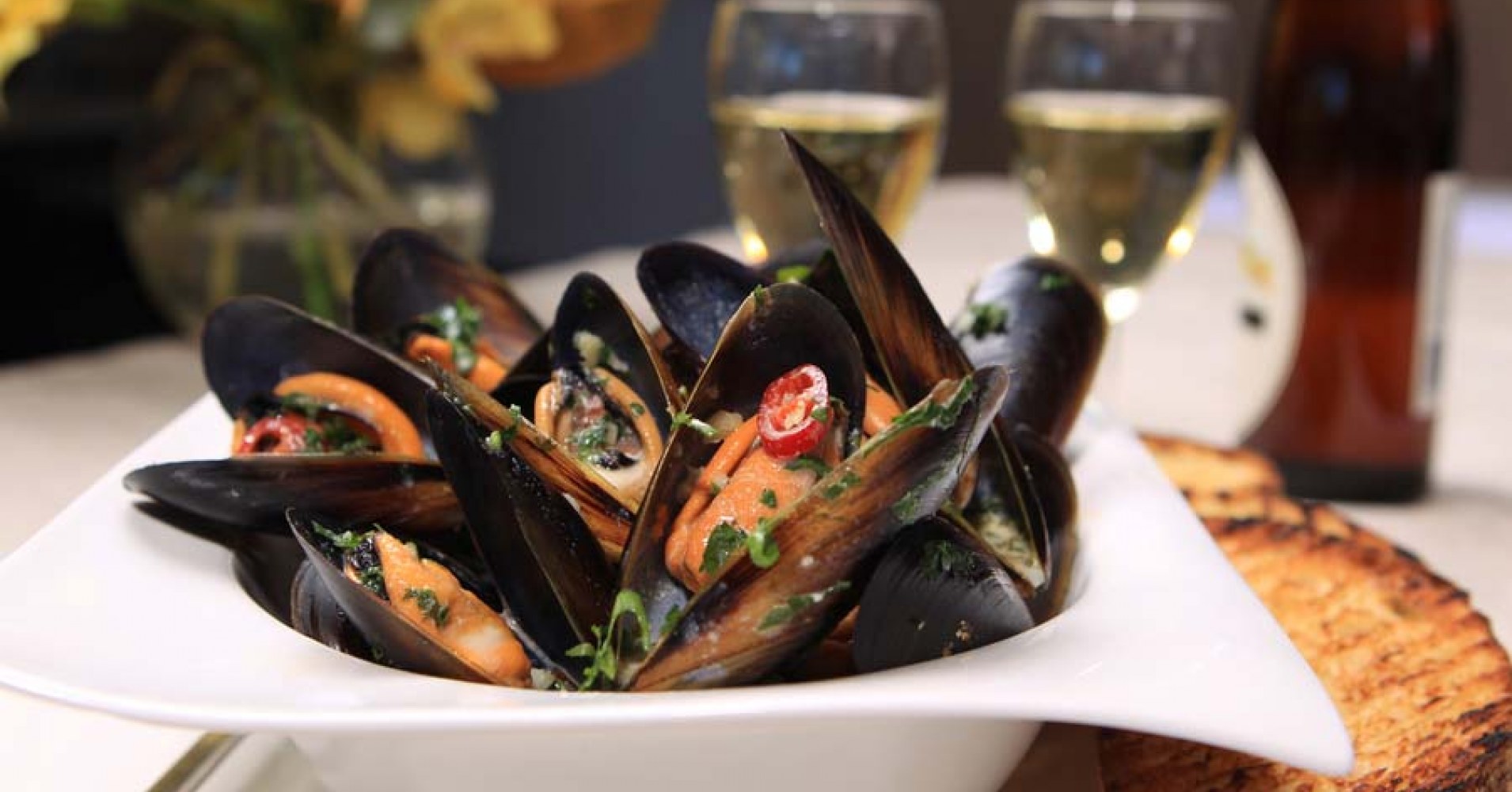 Garlic & Chilli Mussels Recipe | myfoodbook